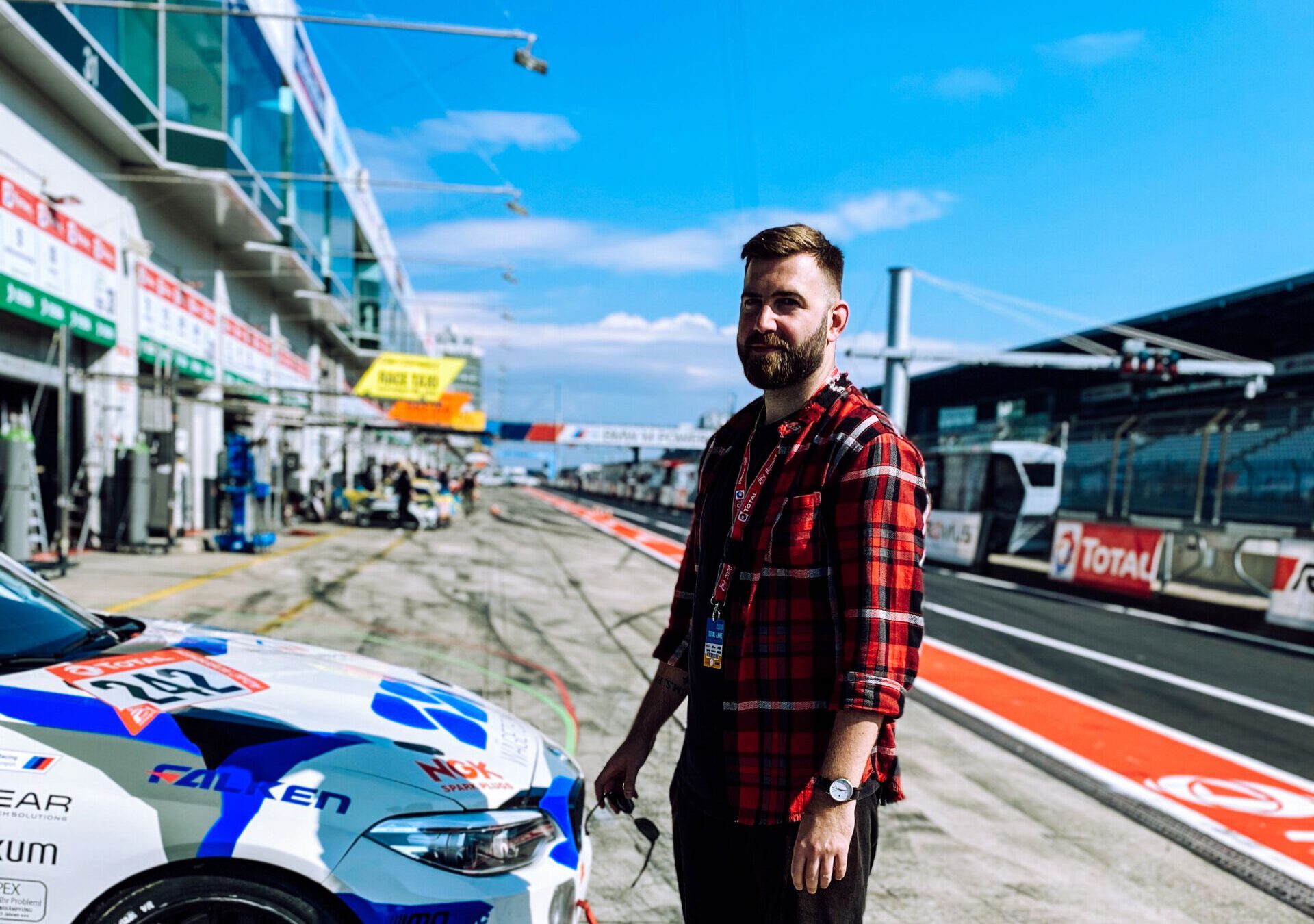 Charlie Martin: couragierte Transgender Rennfahrerin im Portrait